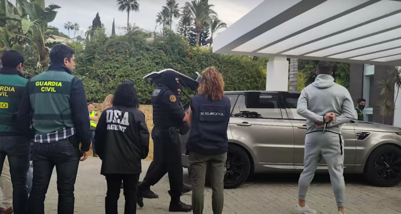 VIDEO: Stapels geld, dure auto’s, horloges en dikke villa’s bij ...