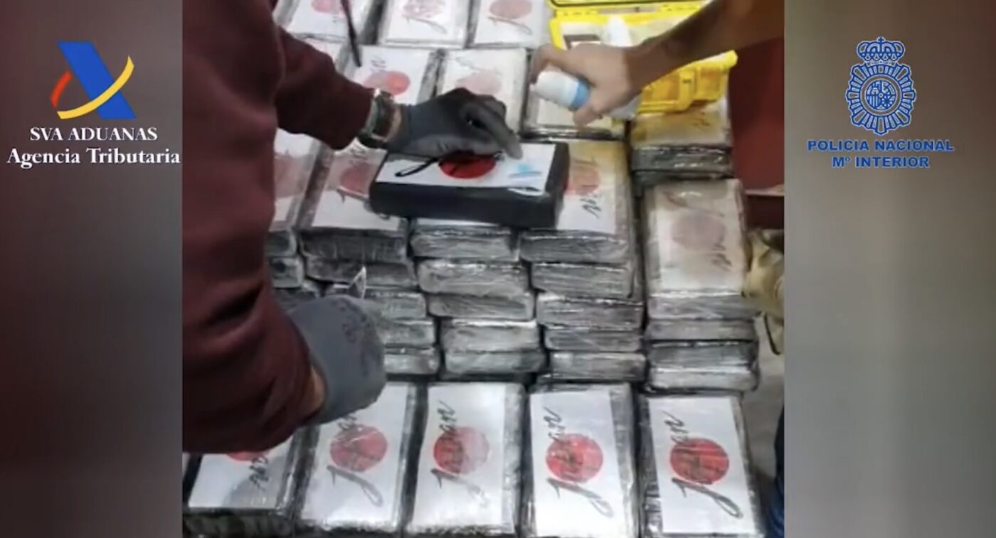 VIDEO: Honderden kilo’s blokken cocaïne gepakt bij invallen criminele organisatie in Spanje ...